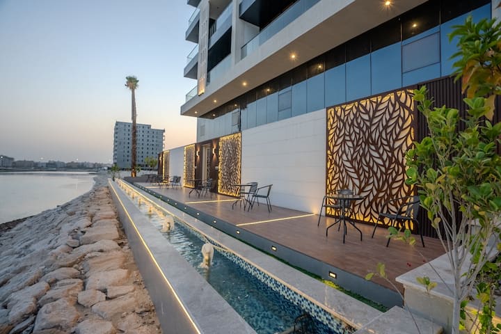 شقة واسعه بإطلالة بحرية بانورامية وغرفة سينما خاصة - Dammam