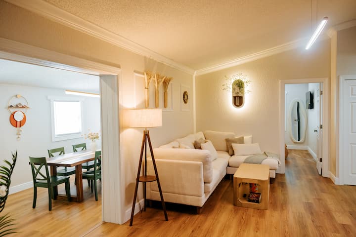 Fresh Escape – Modern Stay 10 Mins To Beach - Swan Lake, Clearwater