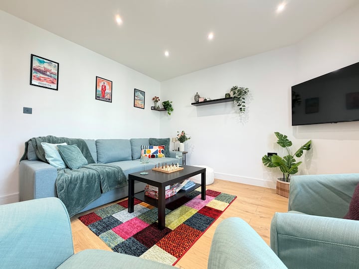 Modern Balcony Flat | Convenient Central Location - Brighton
