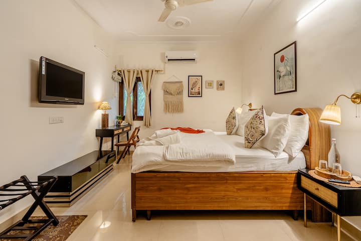 Heron: Spacious Room W/ Kingbed, Hd Tv | Saket - Delhi