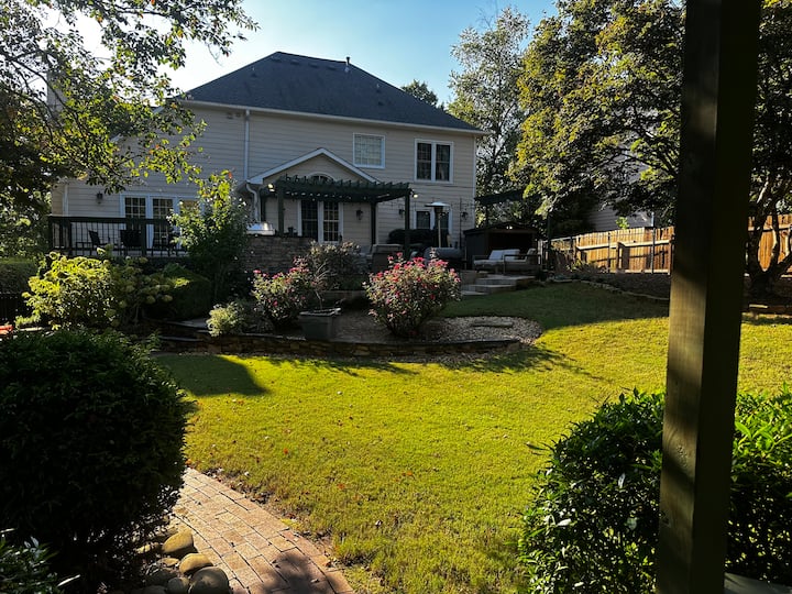 Spacious 5br Haven | Hot Tub + Backyard + Ps5 Fun - Kennesaw, GA