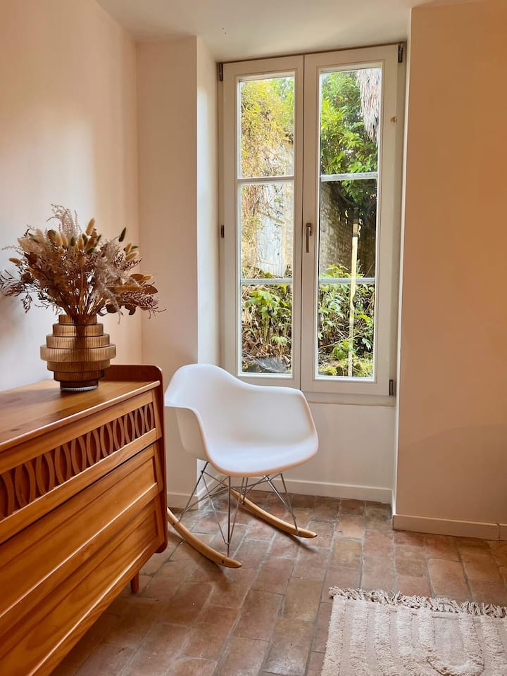 Appartement Sur Jardin Boisé Et Cour Avec Chapelle - Chagny