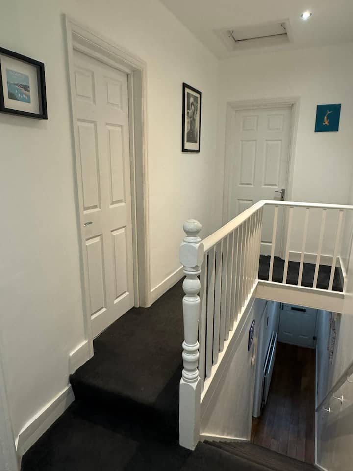 Spacious 3 Bedroom House In The Heart Of Croydon - Croydon, UK