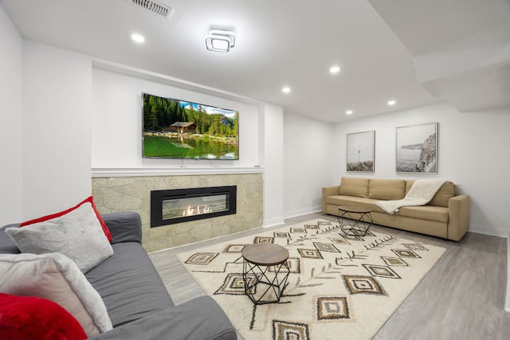 Lovely Walk Out Basement With King Size Bedroom - Aurora