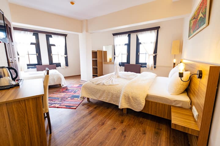Historic Charm & Modern Comfort – Hotel - 番紅花城