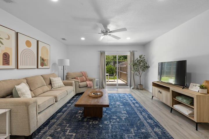 Spacious 2 Bedroom Cottage; King Bed; Fenced Yard - Fairhope, AL