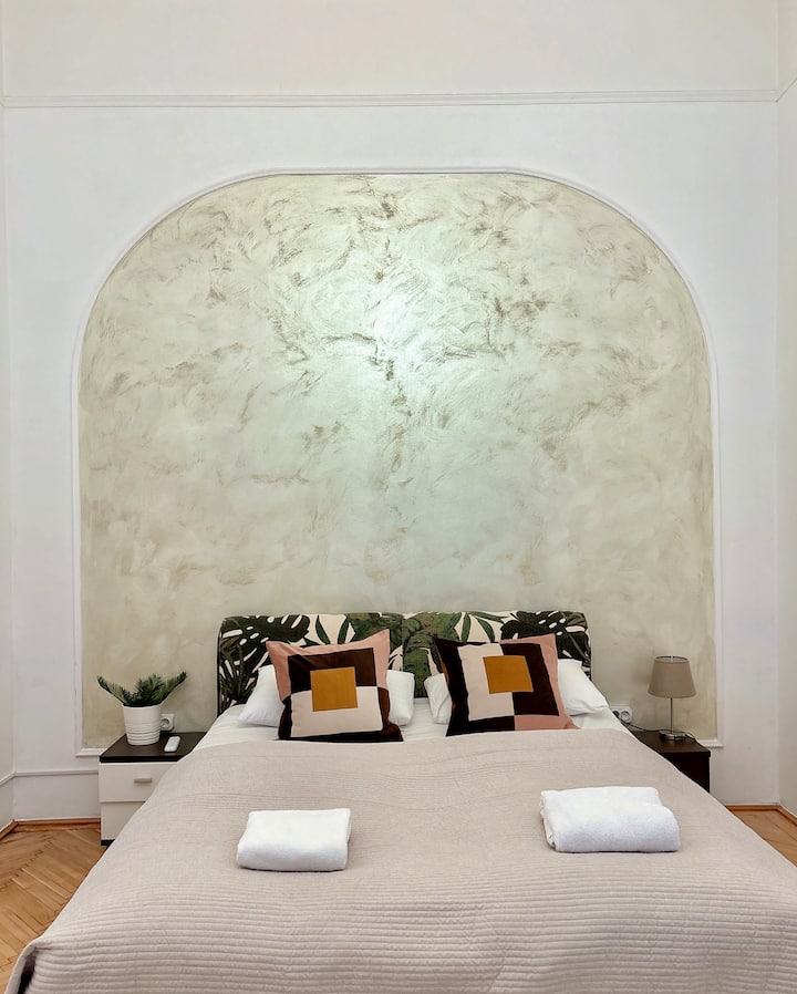 Opera House & Basilica | Elegant 2br + Balcony - Budapest