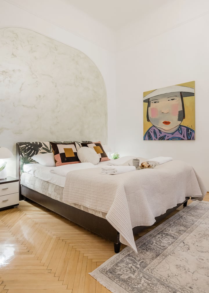 Opera House & Basilica | Elegant 2br + Balcony - Budapest