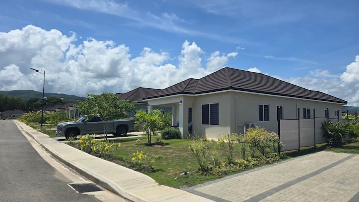 Bamboo Breeze Fairway Two Ocho Rios + Beach Access - 牙買加