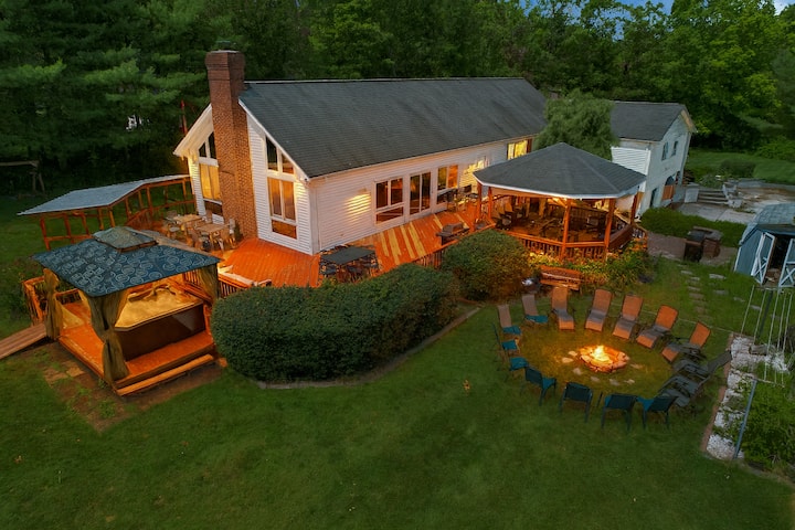 Spacious Retreat W/ Huge Living Room, Pool, Hottub - Monroe, NY