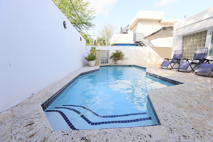 Pool & 5 Bedroom Family Getaway! - San Juan