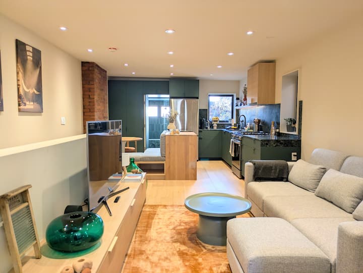 Urban Retreat Steps To Transit, Dining, & Shops - Toronto, ON