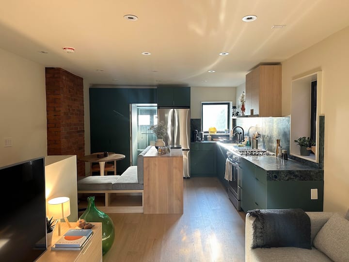 Urban Retreat Steps To Transit, Dining, & Shops - Toronto, ON