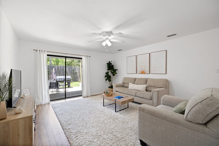 Cheerful 2 Bedroom Cottage King Bed + Fenced Yard - Fairhope, AL