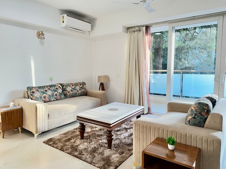 Lux 3bhk Near Cyberhub, Dlf Phase 2 All Amenities - Gurugram