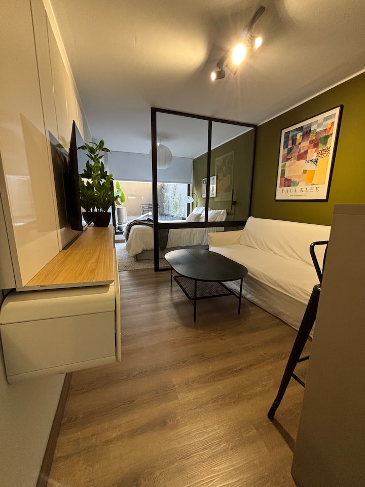 Monoambiente Moderno Con Garage Gratuito Y Patio - Montevideo