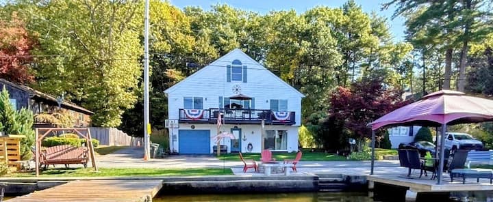 Beautiful And Spacious Waterfront Lake House. - Coventry, RI