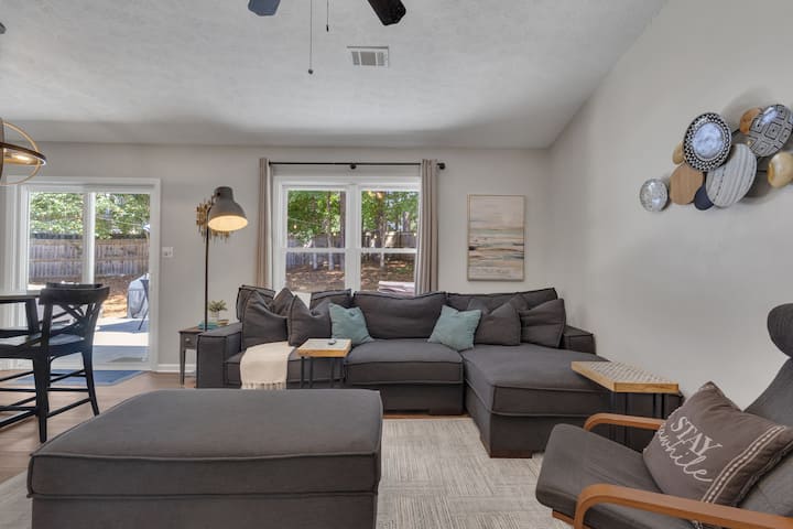 Oasis: Hot Tub, Fire Pit, Outdoor Living + Dining - Peachtree City, GA