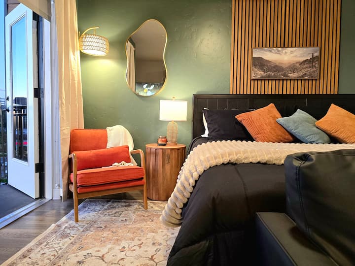 King Bed, Coffee Bar, Balcony, Hot Tub - Boise, ID