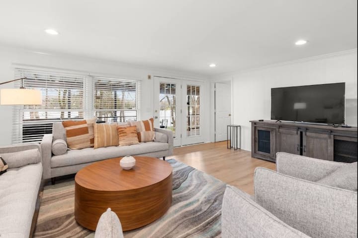 New Beautiful Lake Front Home With Hot Tub - Mt. Juliet, TN