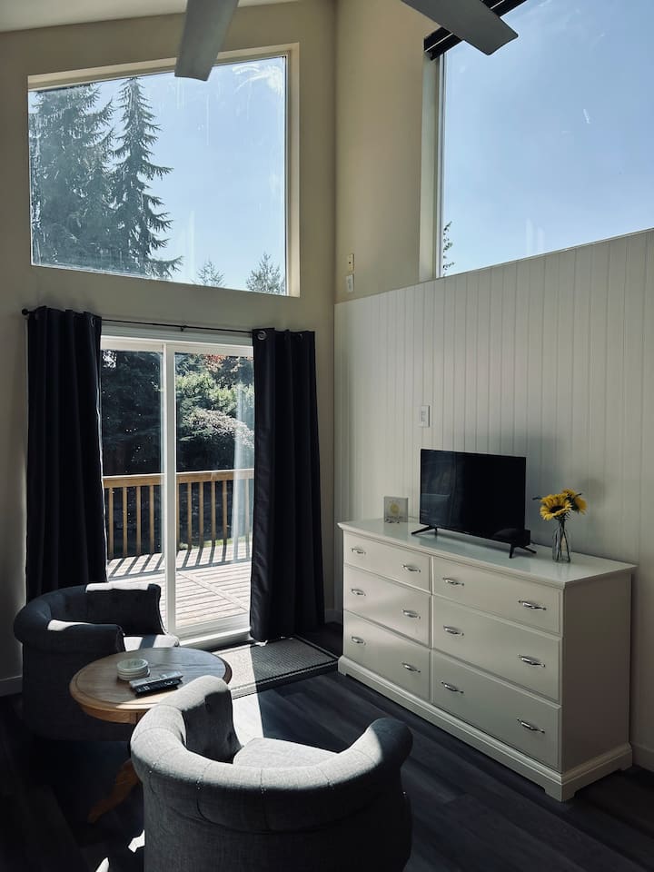 Daffodil Hideaway Studio - Puyallup, WA