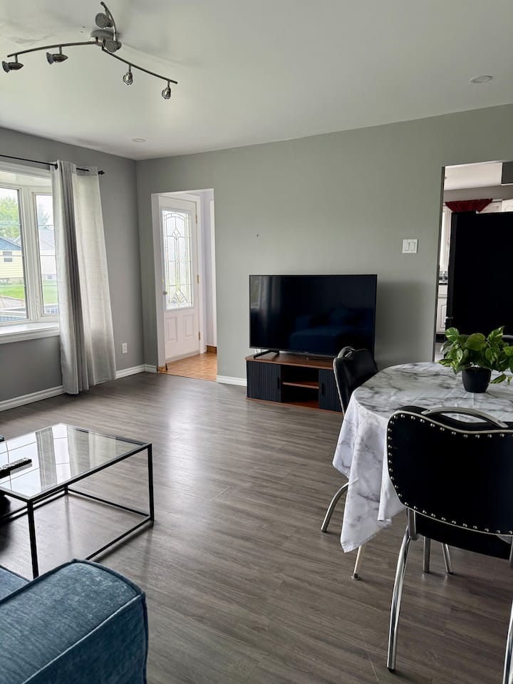 Spacious 4br Entire House · Family & Group Stay - Thompson