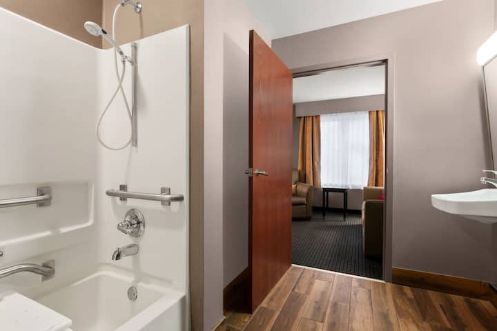Cozy Double Queen Retreat In Heart Of Lancaster - Lancaster, PA