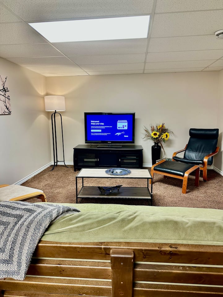 Beautiful 1-br Suite-fenced Yard-kitchen+laundry - St. Albert