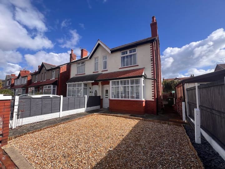 Golf Let At Gladstone Road - Southport