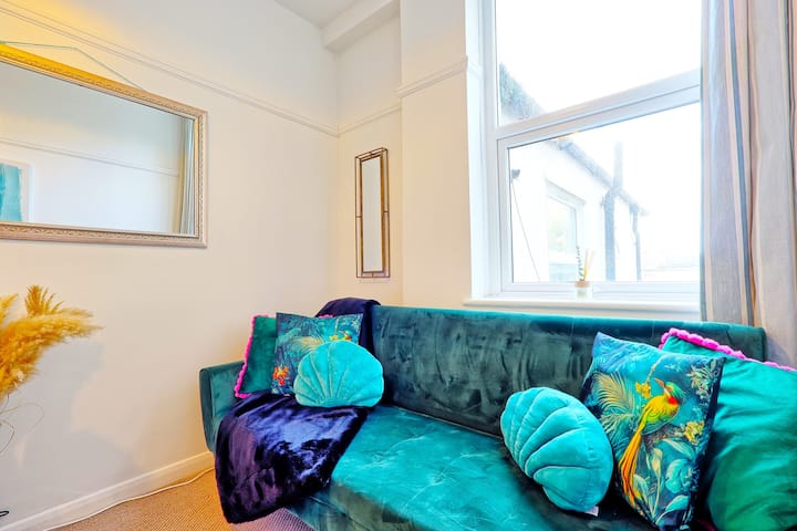 Stay For 6 | Save 10% | Fast Free Wifi & Parking - Southend-on-Sea