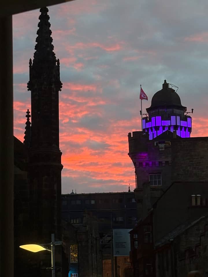 Decadent Castle-side Escape - Edimburgo