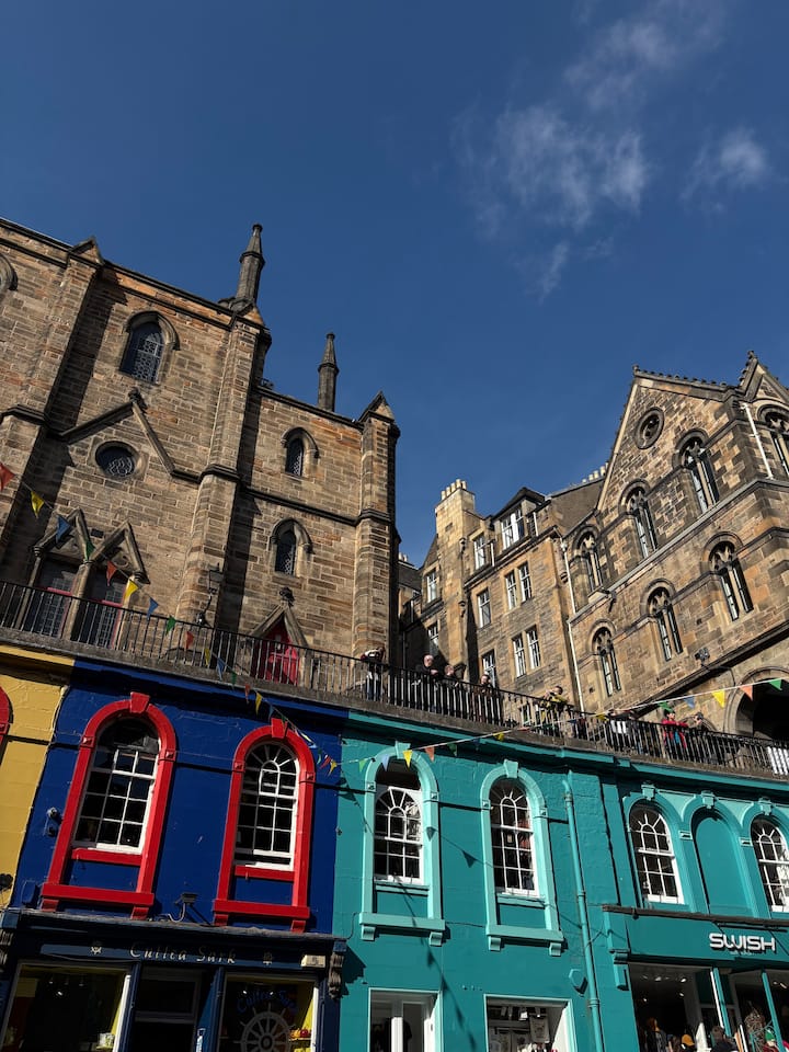 Rare Location Decadent Castle-side Escape - Edinburgh, UK