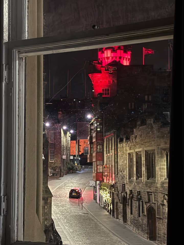 Rare Location Decadent Castle-side Escape - Edinburgh, UK