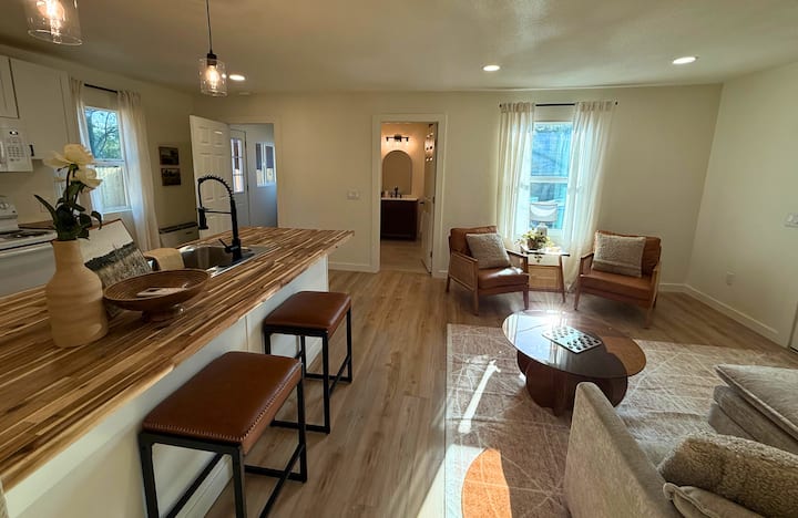 Charming 2 Bed, 1 Bath Single Family Home - Redding, CA