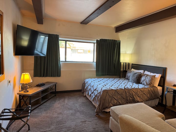 Relax & Recharge: Spacious 1-bed Hotel Room - Great Falls, MT