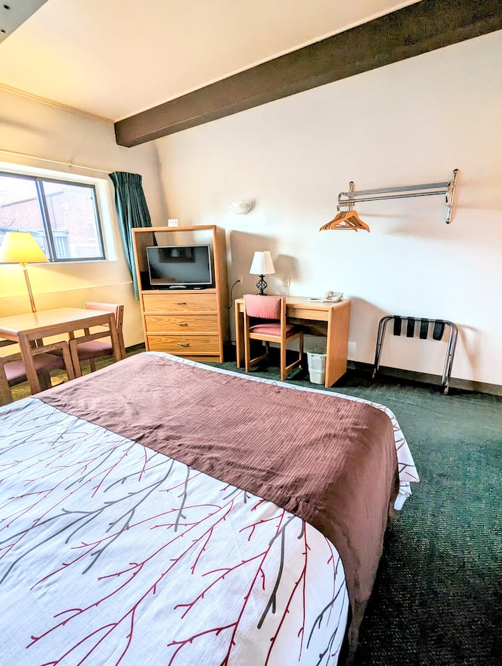 Relax & Recharge: Spacious 1-bed Hotel Room - Great Falls, MT