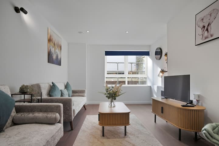 Old Town Central | Modern & Comfy 2br Flat - Swindon