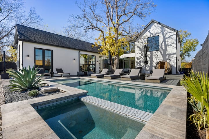 Soco Social Club: Pool, Hot Tub, Sauna & Speakeasy - Austin, TX