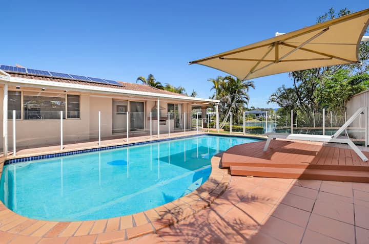 Relaxing 4br Robina Escape With Parking & Pool - Gold Coast