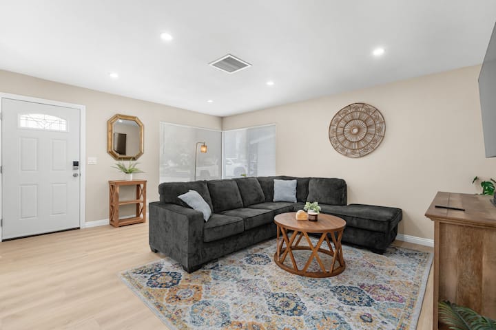 Freshly Renovated Home - Modern And Comfortable - Simi Valley, CA