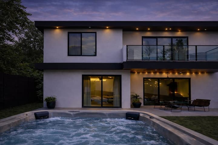 Stunning Luxe 4br Designer Oasis | Private Hot Tub - Austin