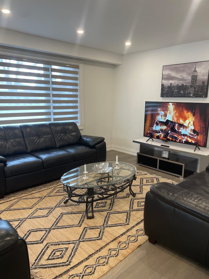 Cozy Whitby Bungalow With Direct Access To 401/412 - Ajax, Ontario