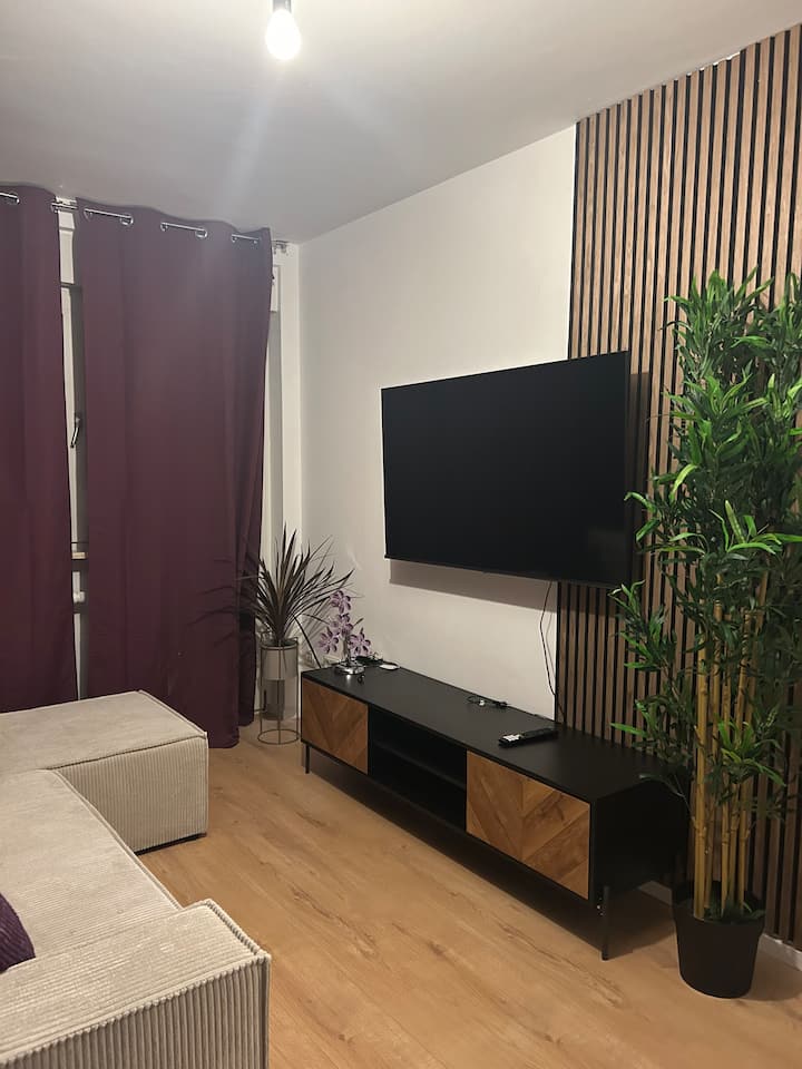 Purple Escape | Balkon | Netflix | Zentral - Saarbrücken
