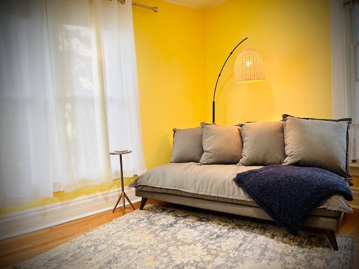 Cheerful 2br In Historic Home Near U-m & Emu - Ypsilanti, MI