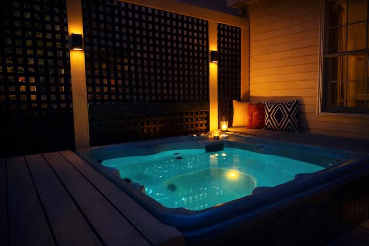 Playhouse Retreat - 4br - Hot Tub - Bloomington, IL