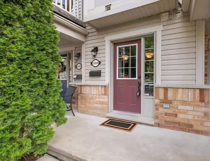 Modern Comfort Central Barrhaven 2 Bedroom Ensuite - Ottawa