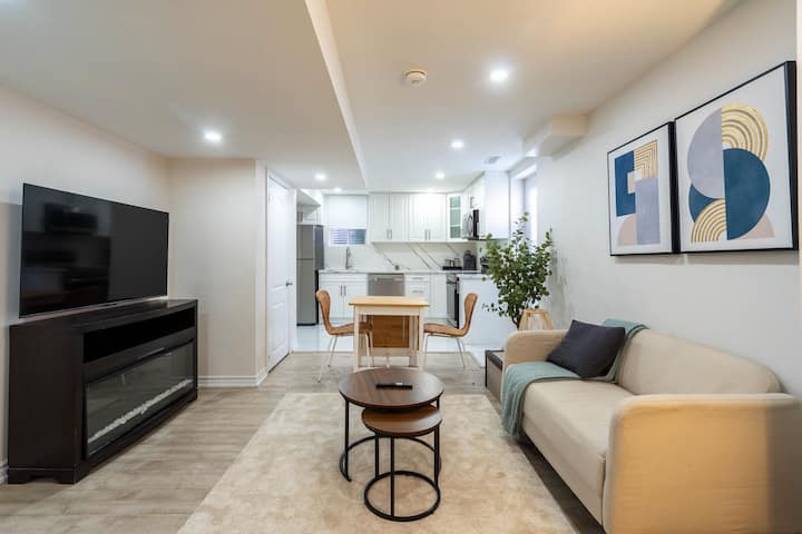 Modern Basement Apartment - Private Entrance - Milton
