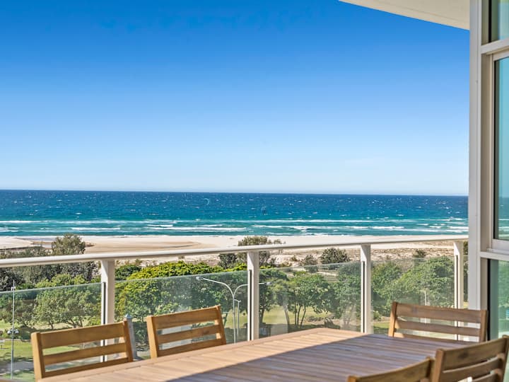Stylish 3 Bedroom Apartment W/ Pool, Sauna & Gym - Coolangatta