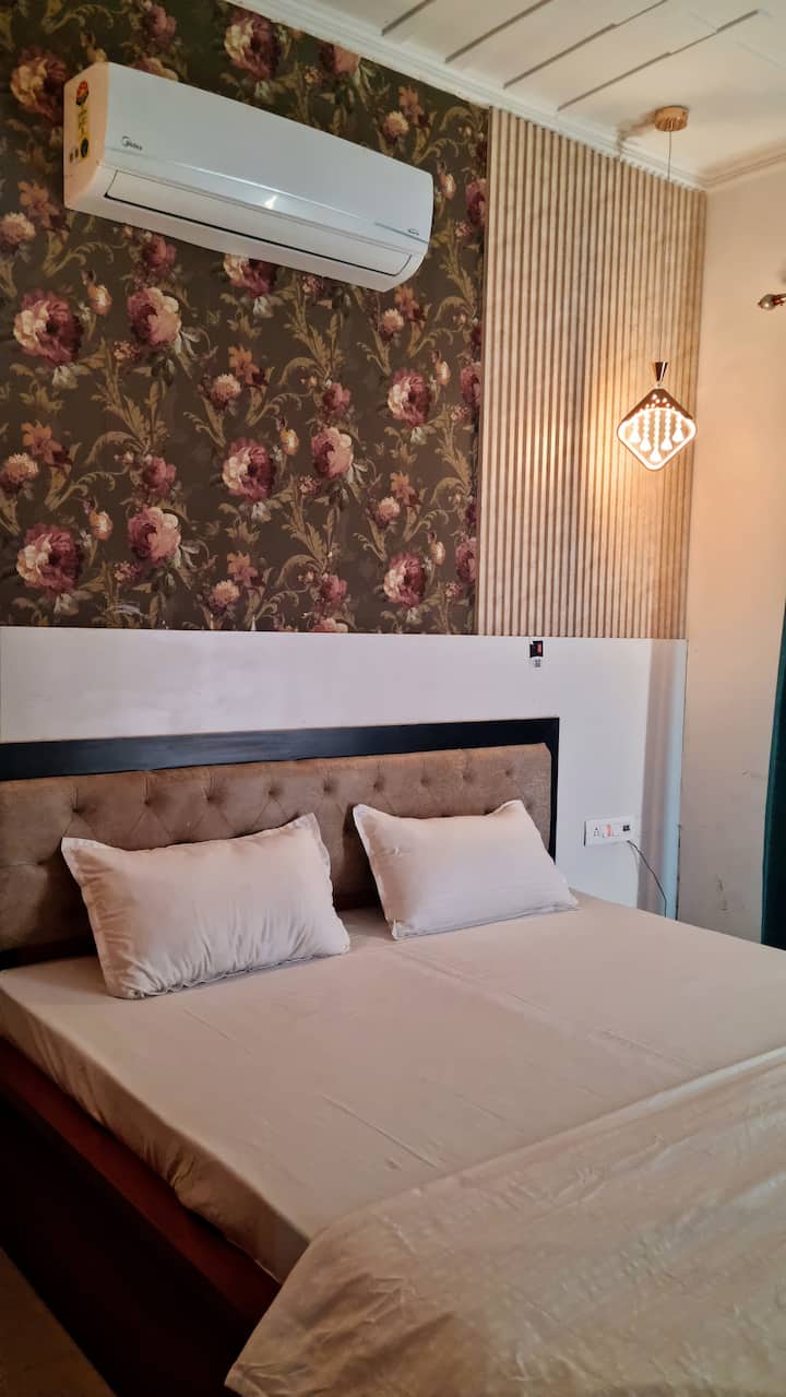 3bhk| Airport Chowk | Prime Location | First Floor - Sahibzada Ajit Singh Nagar