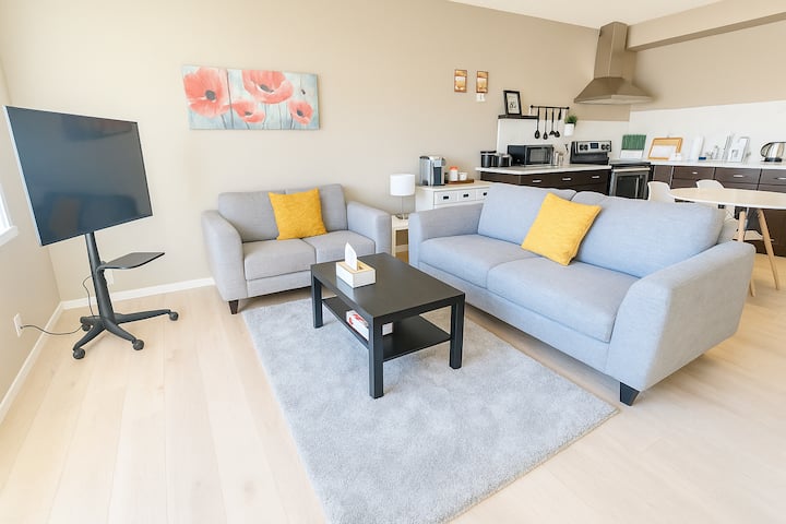 安静舒适的两卧走出式单元，免费停车。 - Calgary